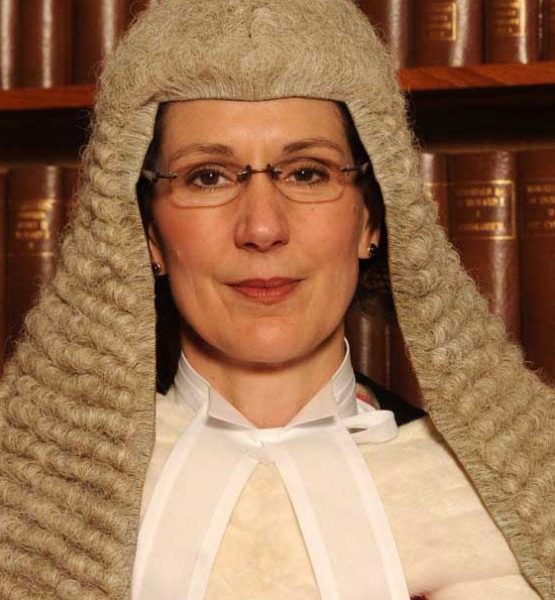 Chi è Lady Eleanor King, il giudice che ha mandato a morte Alfie ...