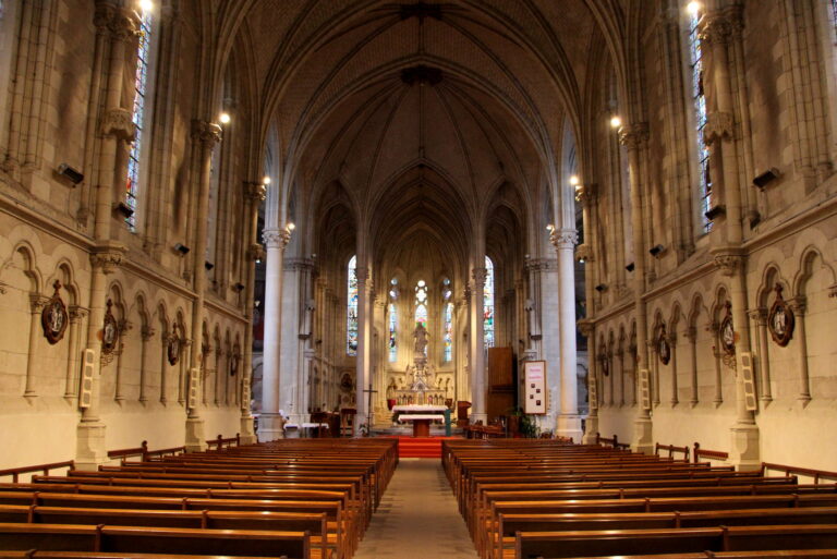 Selvaggiamente vandalizzata la basilica di Sainte-Madeleine ad Angers ...